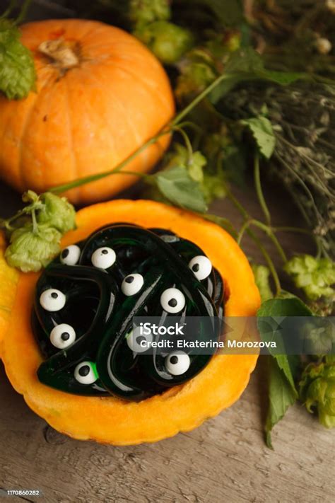 할로윈 정크 푸드 및 과자 개념 나무 테이블에 호박 장식 녹색과 검은 색 거미 벌레와 사탕 눈 10월에 대한 스톡 사진 및 기타 이미지 Istock