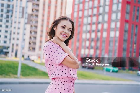 야외에서 여가 시간을 보내는 매력적인 쾌활한 몽환적인 귀여운 물결 모양의 머리 소녀의 프로필 측면보기 초상화 갈색 머리에 대한 스톡 사진 및 기타 이미지 Istock