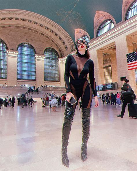 ნუკი კოშკელიშვილი ოჯახური ჰელოუინის ფოტოებს აქვეყნებს ტელეწამყვანმა ქალი კატის როლი მოირგო