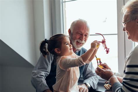 ‘huidige Opas En Omas Zijn Te Jong En Te Fit Om ‘oma En ‘opa Genoemd Te Worden Foto Pzcnl