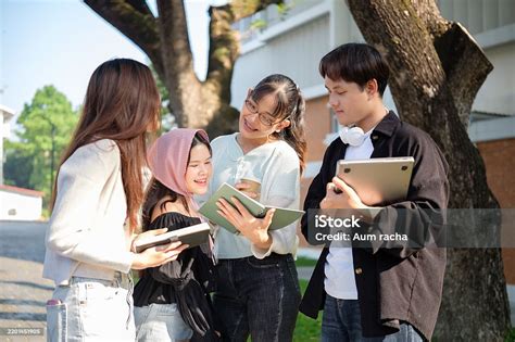 캠퍼스 건물 근처 야외에 서서 교과 과정에 대해 토론하는 쾌활한 대학생 그룹 교육 개념 20 24세에 대한 스톡 사진 및 기타 이미지 20 24세 Z세대 계획