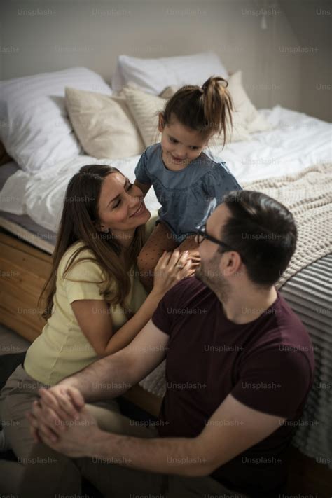 Foto Te Quiero Muchísimo Padres Con Hija En Casa Serbia Imagen En
