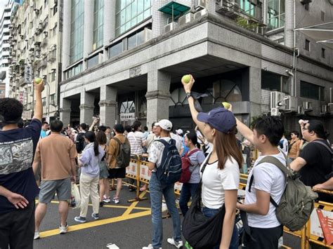 One Day Before Lais Inauguration 5000 Tpp Supporters Protest Outside