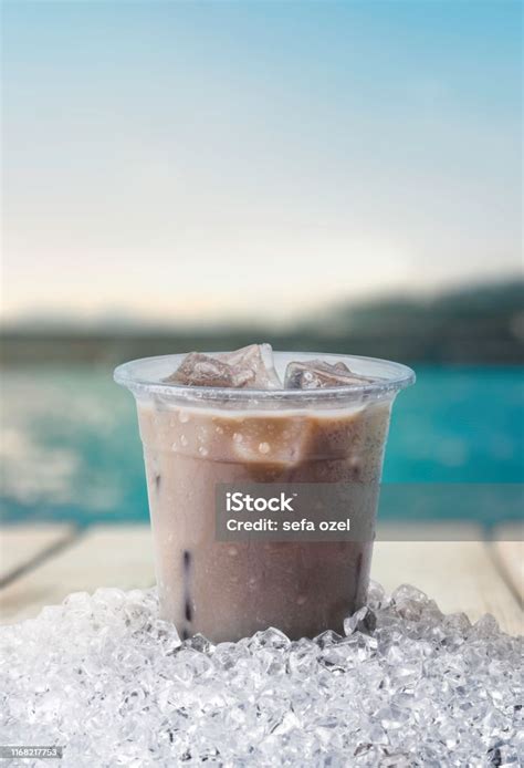 아이스 커피 아이스 모카 아이스 에스프레소 아이스 라떼 아이스 초콜릿 해변에 대한 스톡 사진 및 기타 이미지 해변 아이스