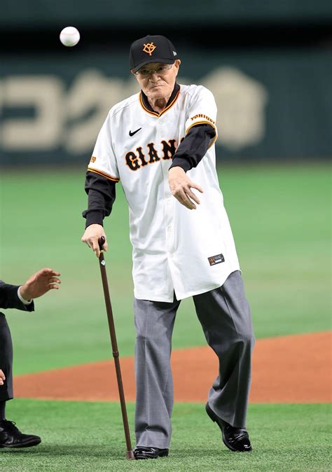 【巨人】あっぱれ！！張本勲氏つえつきながら投球「行きつけの銀座のバーは同じ」王貞治デー登場 プロ野球写真ニュース 日刊スポーツ