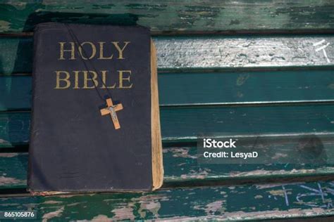 빈티지 오래 된 성경 책 그런 지 커버 나무 기독교 십자가와 질감 레트로 스타일 나무 배경 이미지 성경에 대한 스톡 사진 및 기타 이미지 Istock