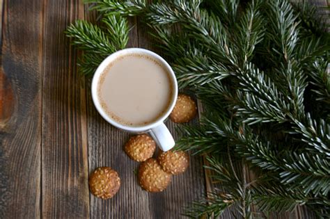 커피와 우유 핫 초콜릿 이나 코코아 컵와 전나무 가지에 계 피 스틱 겨울 추운 날씨에 대 한 뜨거운 음료입니다 새 해와 크리스마스 개념 0명에 대한 스톡 사진 및 기타