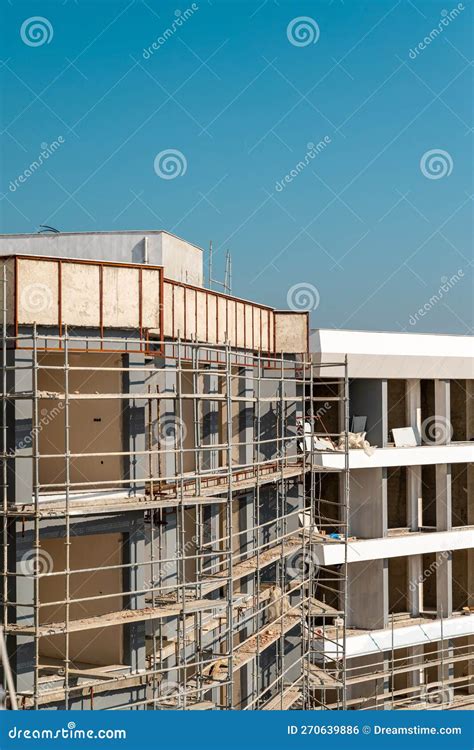 Bouwsteigers Gebouwd Op Een Nieuw Appartementengebouw Nieuwbouw In Aanbouw Stock Foto Image