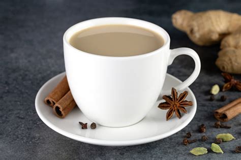 향신료가 든 흰색 머그잔에 인도 마살라 차 계피 스타 아니스 생강 정향 회색 배경에 카 다몬 가을에 대한 스톡 사진 및 기타 이미지 Istock