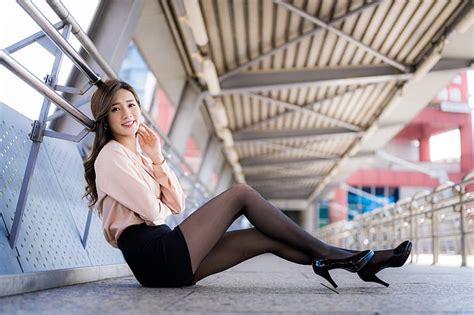 アジア人、 モデル、 女性、 長い髪、 黒髪、 被写界深度、 黒いスカート、 座っている、 ブラウス、 黒いかかと、 傾いている、 手すり