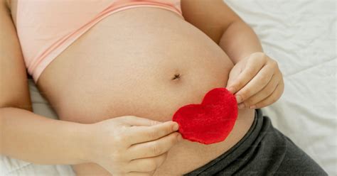 임신한 여자는 아이를 돌보며 집에서 행복을 느낀다 임신한 뱃속에 아기를 안고 있는 젊은 임산부 출산 산전 관리 및 여성 임신 개념 사진 Unsplash의 임신한 이미지