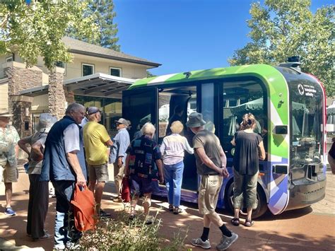 여러 자율주행 차량제작사의 노력으로 자율주행 차량의 대중교통 서비스 실용화가 근 시일내에 가능할 것 같습니다 다만 자율주행 차량이 Bus로 사용되는 것과 Drt로