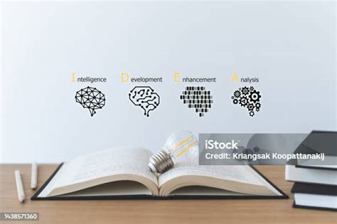 공부 쓰기 및 읽기를 위한 대학생을 위한 뇌 아이콘이 있는 책 또는 교과서 집에서 온라인으로 학습 또는 훈련 기술 과정 또는 교실 교육 또는 지식 성공에 대한 개념적