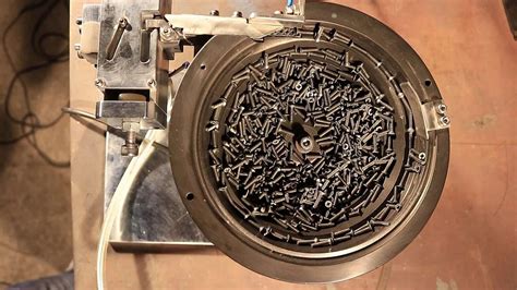 Single Vibratory Bowl Feeder With Singulation Unit For Screw For Industrial 220 V At 95000