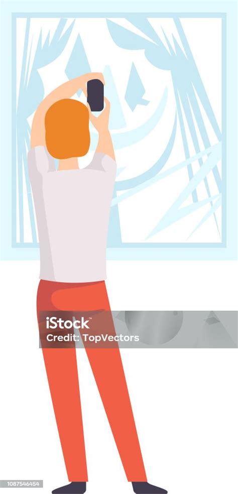 벽 아트 갤러리 흰색 배경에 다시 보기 벡터 일러스트 레이 션 박물관 전시를 보는 남성 전시회 방문자에 매달려 그림을 촬영 하는 사람 고대의에 대한 스톡 벡터 아트 및 기타