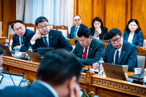 Жамбын Батсуурийг дэмжигчдийн хуудас Засгийн газрын 11 р хуралдаан эхэллээ Монгол Улсын иргэнд