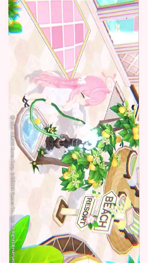 수영복 차림으로 레몬 나무에 물을 주고 있는 하나코 씨를 포착했어요 그러고 보니 식물을 돌볼 때에는 종류에 따라 적절한 주기로 물을 주는 것이 중요하다고 들었어요 Em