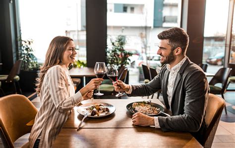 우아한 부부는 레스토랑에서 함께 점심을 먹고 와인과 토스트 모임에 대한 스톡 사진 및 기타 이미지 모임 우아 축배 Istock