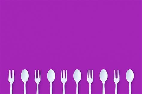 보라색 배경에 포크와 숟가락의 행 공간을 복사합니다 맨 위 보기입니다 3d 렌더 3차원 형태에 대한 스톡 사진 및 기타 이미지 3차원 형태 그릇 깨끗한 Istock