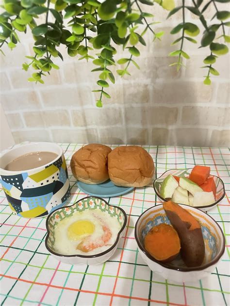 一早陰雨綿綿 脆友們．．吃床了嗎？ 來個儀式感早餐 再睡5分鐘 日安紅半半歐蕾 絲滑奶油餐包 以上全家便利商店商品 蝦仁苦茶油蒸蛋 地瓜、木瓜、芭樂七拼八湊一餐 今天樓上小一生提供笑話一則