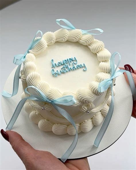 Бенто торт на день рождения в стиле Ламбет с голубыми бантиками и кремовыми рюшами In 2025