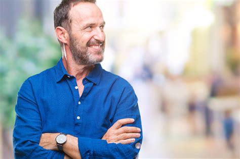 중간 나이 격리 된 배경 얼굴 자연의 표현에 미소 쪽으로 멀리 보고 이상 노인의 수석 남자 자신감을 웃 고 있다 감정에 대한 스톡 사진 및 기타 이미지 Istock