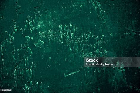 빈티지 녹색 배경입니다 에메랄드 색상의 거친 페인트 벽 Virid 색깔의 불완전 한 비행기입니다 고르지 못한 오래 된 장식 톤의 녹색 색조 배경 에메랄드 색조의 감촉 관