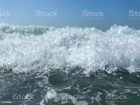 따뜻한 열대 동양 국가 남부 리조트에서 따뜻하고 반짝이는 맑은 푸른 물이 파도와 함께 아름다운 바다 배경 질감 0명에 대한 스톡 사진 및 기타 이미지 Istock