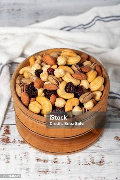 나무 그릇에 혼합 된 견과류 흰색 나무 배경에 견과류입니다 헤이즐넛 아몬드 캐슈넛 피스타치오 피스타치오 포도로 만든 혼합 견과류 0명에 대한 스톡 사진 및 기타 이미지