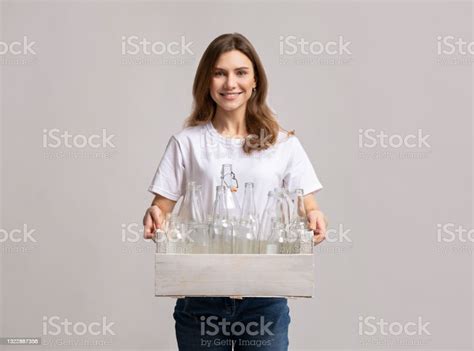 국내 폐기물 재사용 빈 유리 병나무 상자를 들고 미소 짓는 여자 병에 대한 스톡 사진 및 기타 이미지 병 여자 유리 재료 Istock