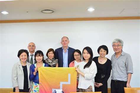 민음사 인문교양팀 그녀는 찰스의 품에 안기는 생각만 해도 심장이 너무나 두근거려서 그가 자기에게 키스하도록 내버려 둬도 괜찮을지 걱정스러울 정도였다 그녀는 사랑에 빠져