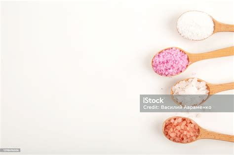 흰색 배경에 고립 된 나무 숟가락에 스파 바다 소금의 다양한 유형 0명에 대한 스톡 사진 및 기타 이미지 0명 갈색 결정체 Istock