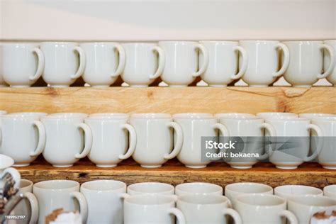 빈 커피 컵 아침 식사 나 뷔페 및 세미나 이벤트에서 서비스 차 또는 커피를위한 흰색 컵의 많은 행 0명에 대한 스톡 사진 및 기타 이미지 Istock