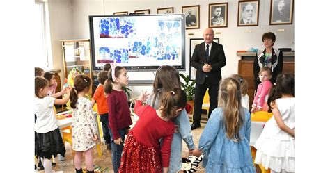 Деца от столична детска градина пресъздадоха Великден в МОН Видео снимки