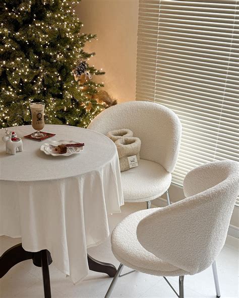 뉴뉴테이블 그릇 플레이팅 소품 홈스타일링 무상제공 거실 홈카페를 다이닝룸으로 옮겨왔어요🤍🎄 역시 트리 앞에는 원형