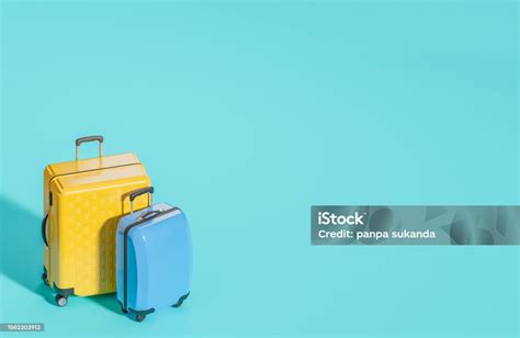 하늘색 배경에 노란색과 파란색 여행 가방 여름 여행 개념 3d 모델 및 그림 3차원 형태에 대한 스톡 사진 및 기타 이미지 3차원 형태 가방 개념 Istock
