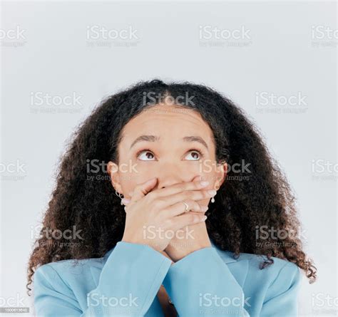 여자 스튜디오 충격을 받거나 얼굴에 손을 대고 깜짝 이모티콘을 한다 하얀 배경에 고립된 가십이나 실수에 대한 생각이나 두려움을 생각하기 위한 손짓을 하는 여성 미스터리에