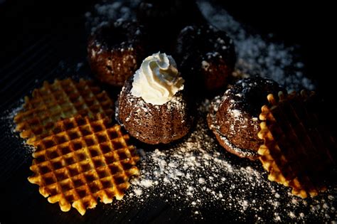 무성 한 신선한 휘 핑 크림 초콜릿 컵 케이크 가루 설탕 어두운 나무에 대 한 위치와 함께 뿌 렸 다 라운드 벨기에 와플입니다 스튜디오 0명에 대한 스톡 사진 및 기타