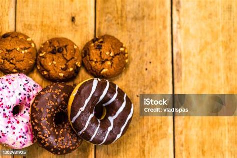 나무 테이블에 화려한 도넛 유약 뿌리와 달콤한 착빙 설탕 식품 초콜릿 프로스팅도넛 복사 공간이 있는 상단 보기 개념에 대한 스톡 사진 및 기타 이미지 Istock