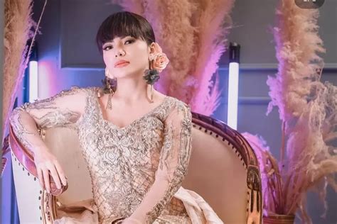 Hot Dan Menggoda Inilah Pose Aduhai Dinar Candy Di Atas Ranjang Ternyata Bisa Karena Sosok Ini