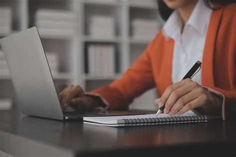 사무실 책상 세금 보고서 회계 통계 및 분석 연구 개념에서 수학 금융을 수행하기 위해 계산기와 노트북을 사용하는 아시아 비즈니스 여성 개념에 대한 스톡 사진 및 기타 이미지