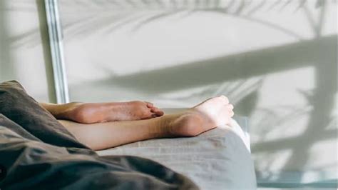 Amazing Health Benefits of Sleeping Naked ಬತತಲ ಮಲಗವದರ ಪರಯಜನ ಬಟಟ ಹಕದ ಬತತಲ ಮಲಗದರ