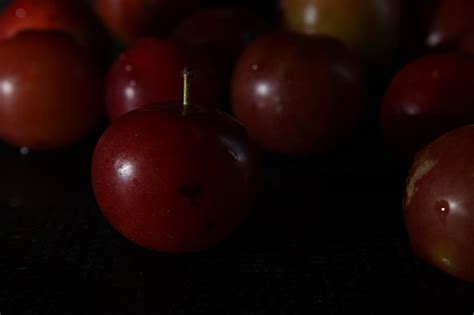 검은 색 배경에 물방울이 있는 바구니에 신선한 붉은 육즙이 많은 자두를 클로즈업합니다 사츠마 빨간 자두의 클로즈업 샷 가을에 대한 스톡 사진 및 기타 이미지 Istock