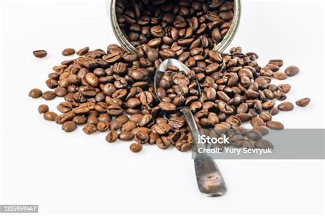 흰색 배경에 주석 캔과 검은 커피 알갱이를 엽니다 흰 테이블에 향기로운 구운 아라비카 콩 전통적인 아침 음료 공간을 복사합니다 커피 타임 테마 0명에 대한 스톡 사진 및