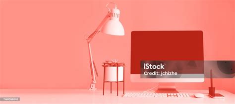 트렌디 한 산호 색상 배경에 디자이너 작업 공간입니다 미니멀 홈 오피스 공간을 복사합니다 키보드 마우스 검은 색 빈 화면이있는