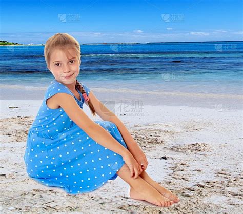 穿蓝色裙子的小女孩素材 花瓣网