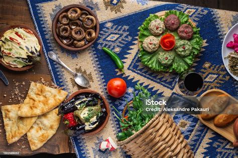 채식 음식 개념 건강한 채식 식품 샐러드 삶은 구운 콩 파이 채소 및 채소 박제 된 가지 나무 테이블 상단 보기에 야채 세트 0명에 대한 스톡 사진 및 기타 이미지 Istock