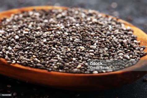 테이블 클로즈업에 나무로 되는 숟가락에 건강 한 Chia 씨앗 0명에 대한 스톡 사진 및 기타 이미지 0명 갈색 건강한 식생활 Istock