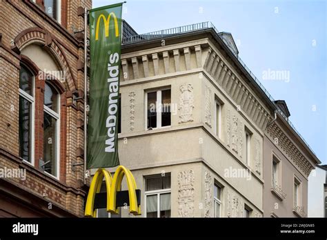 Mcdonald S Logo Und Fahne An Der Fassade 15 02 24 Wiesbaden