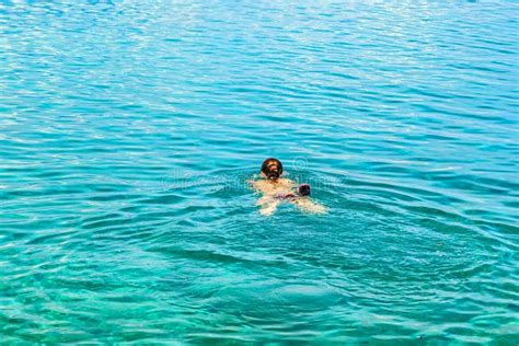 Schwimmen Der Jungen Frau Im Meer Stockbild Bild Von Strand